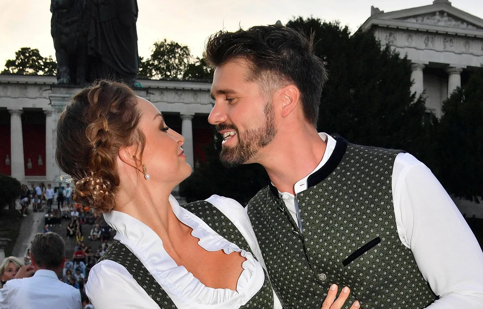 Thore Schoelermann und seine Frau Jana zeigen uns ihr zweites Baby ...