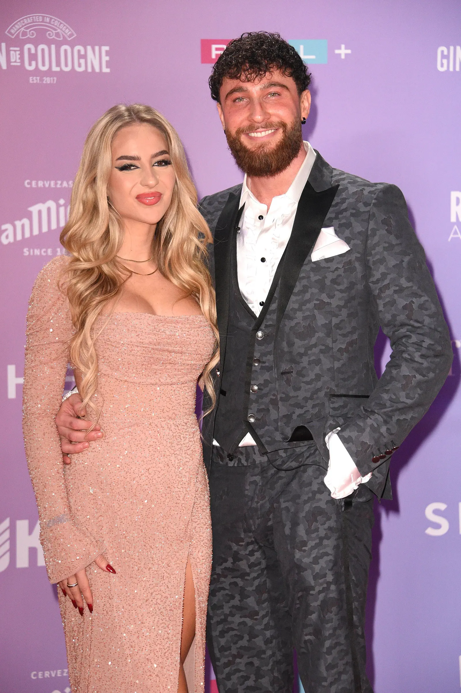 Umut Tekin & Emma Fernlund: Er sucht schon mit Playmate Baby-Strampler ...